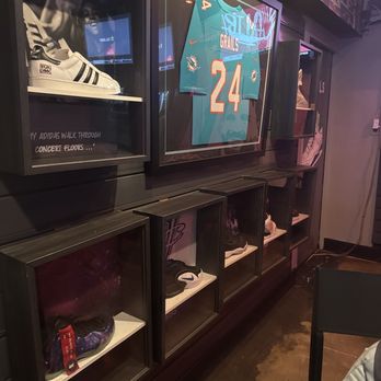 GRAILS MIAMI - RESTAURANT & SPORTS BAR - Updated February 2025 - 1378 ...