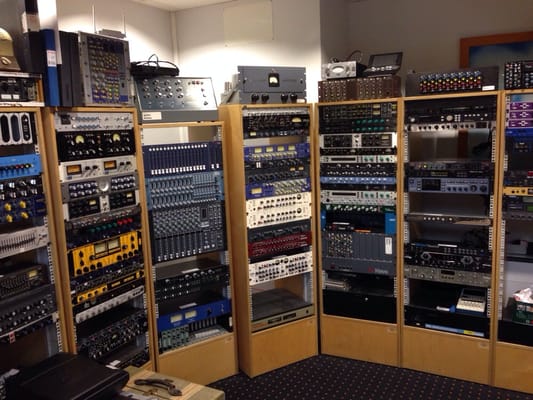 DLX DELUXE MUSIC - Updated December 2025 - 13 Photos - Fridhemsgatan 40 ...