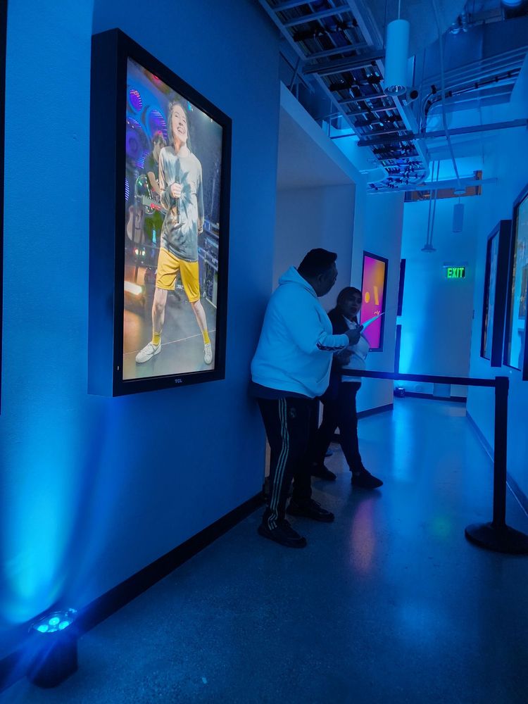 KROQ 106.7 - Updated July 2025 - 65 Photos & 163 Reviews - 5901 Venice ...