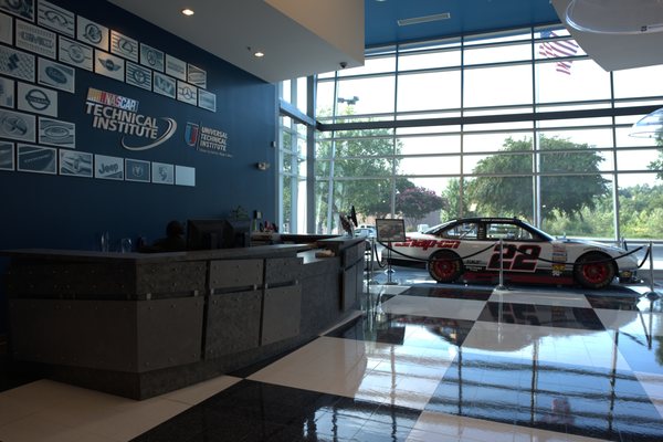 UNIVERSAL TECHNICAL INSTITUTE - Updated December 2025 - 10 Photos & 12 ...