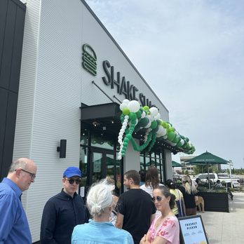 SHAKE SHACK - Updated July 2024 - 38 Photos & 14 Reviews - 911 ...