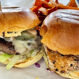 FLIGHT BURGER - 307 Photos & 149 Reviews - 650 W Carmel Dr, Carmel ...