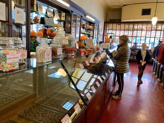 OLYMPIA CANDY KITCHEN - 43 Photos & 43 Reviews - Candy Stores - 136 N ...