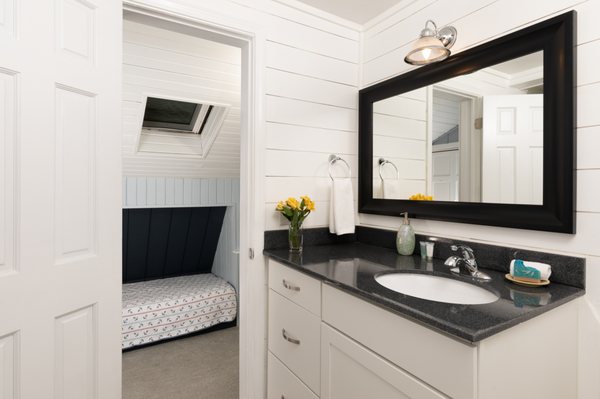 LOOKING GLASS BEACHFRONT INN - Updated October 2025 - 49 Photos & 14 ...