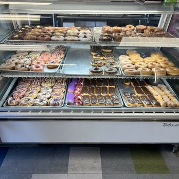 DEE’S DONUTS - Updated October 2025 - 417 Photos & 550 Reviews - 6401 N ...