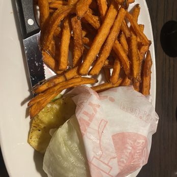 RED ROBIN GOURMET BURGERS AND BREWS - Updated August 2024 - 467 Photos ...