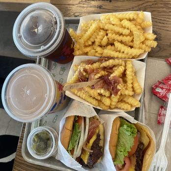 SHAKE SHACK ROUND ROCK - Updated November 2024 - 77 Photos & 36 Reviews ...