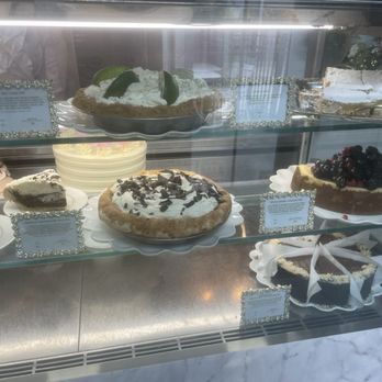 THE CAKE BAKE SHOP BY GWENDOLYN ROGERS-BROAD RIPPLE VILLAGE - Updated ...