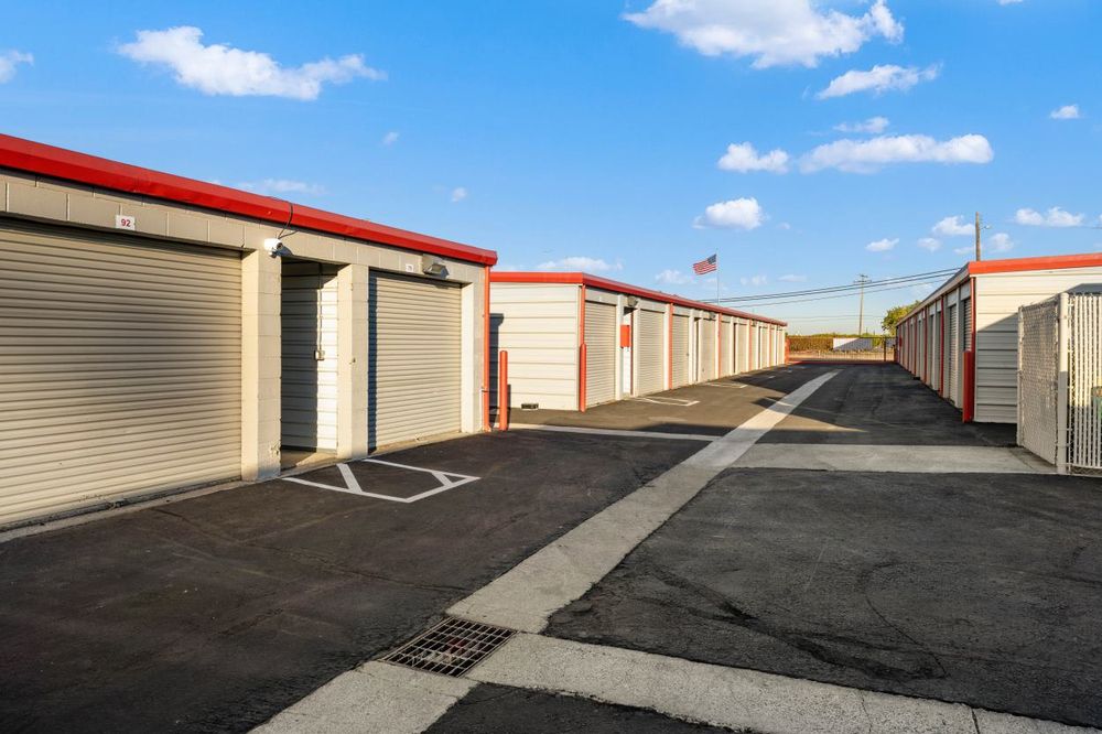 SAFE-HOLD STORAGE - Updated December 2025 - 18 Photos - 6340 Freeport ...