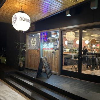 MOMS - Updated August 2024 - 130 Photos & 96 Reviews - 190 Keawe St ...