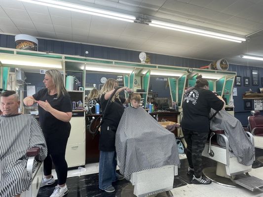 TOWN & COUNTRY BARBER SHOP - Updated December 2025 - 29 Photos - 29 S ...