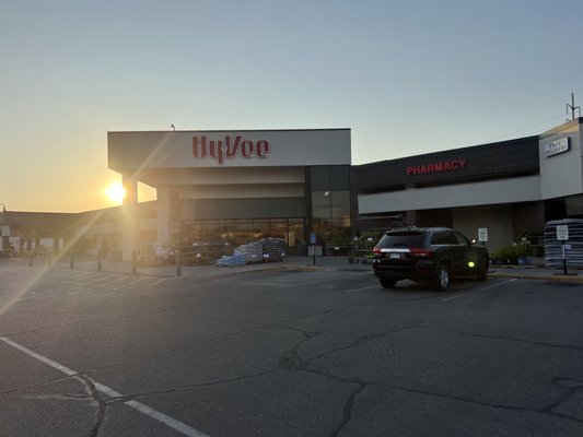 HY-VEE - Updated June 2025 - 30 Photos & 31 Reviews - 1315 6th St NW ...