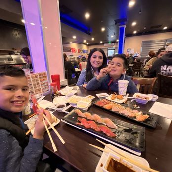 SHOW SUSHI - Updated May 2025 - 4321 Photos & 2818 Reviews - 957 W ...