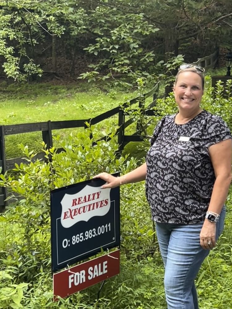 ANDREA JONES - REALTY EXECUTIVES - Updated June 2025 - Contact Agent ...