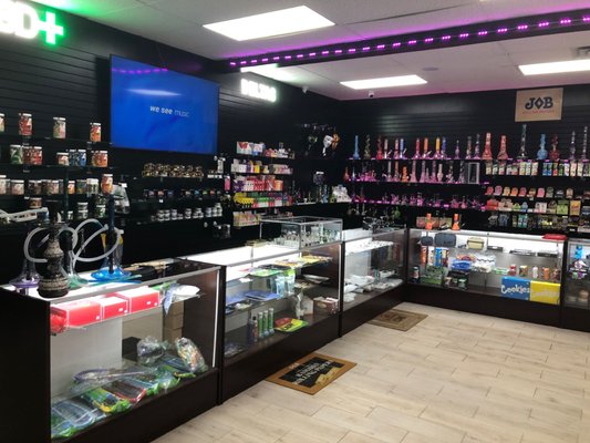 SMOKERS DEN - Updated January 2025 - 13 Photos - 5880 E 82nd St ...