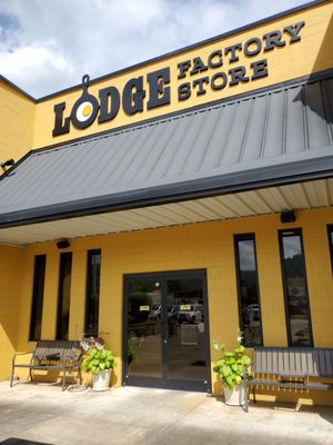 LODGE FACTORY STORE - 45 Photos & 32 Reviews - Outlet Stores - 220 E ...