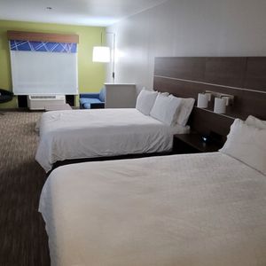 HOLIDAY INN EXPRESS & SUITES OAKHURST-YOSEMITE PARK AREA - 52 Photos ...