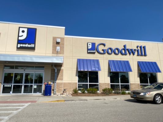 GOODWILL - Updated July 2025 - 320 Photos & 29 Reviews - 5518 W Touhy ...