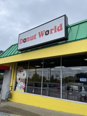 DONUT WORLD - Updated October 2025 - 10 Photos & 15 Reviews - 1395 W ...