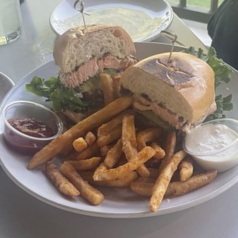 DEEDS BAR AND GRILL - Updated January 2026 - 82 Photos & 66 Reviews ...