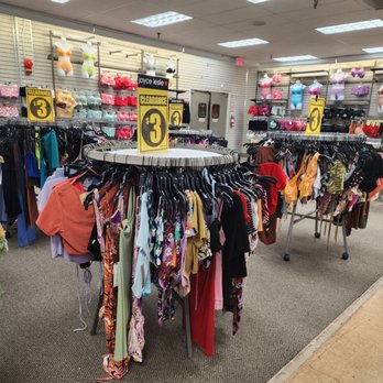 JOYCE LESLIE - Updated January 2026 - 15 Photos - 1518 Benning Rd NE ...