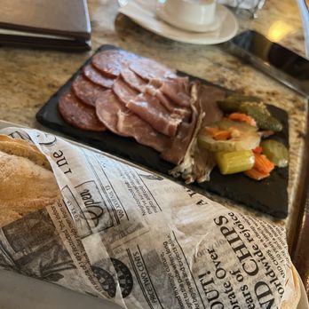 ROUND ROBIN BAR - Updated December 2024 - 216 Photos & 203 Reviews ...