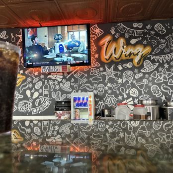 WINGS Y MAS - Updated December 2025 - 73 Photos & 83 Reviews - 1145 W ...
