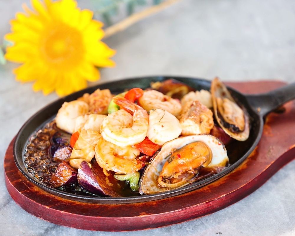 CHARM THAI BISTRO - 227 Photos & 99 Reviews - 4063 Piedmont Ave ...