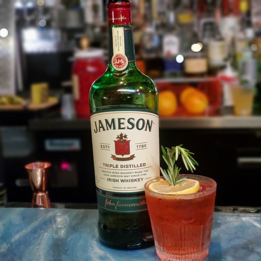 SHOWCASE BAR & GRILLE - Updated July 2025 - 72 Photos & 10 Reviews ...