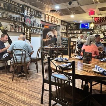 CHECKERS OLD MUNCHEN - Updated October 2025 - 814 Photos & 594 Reviews ...