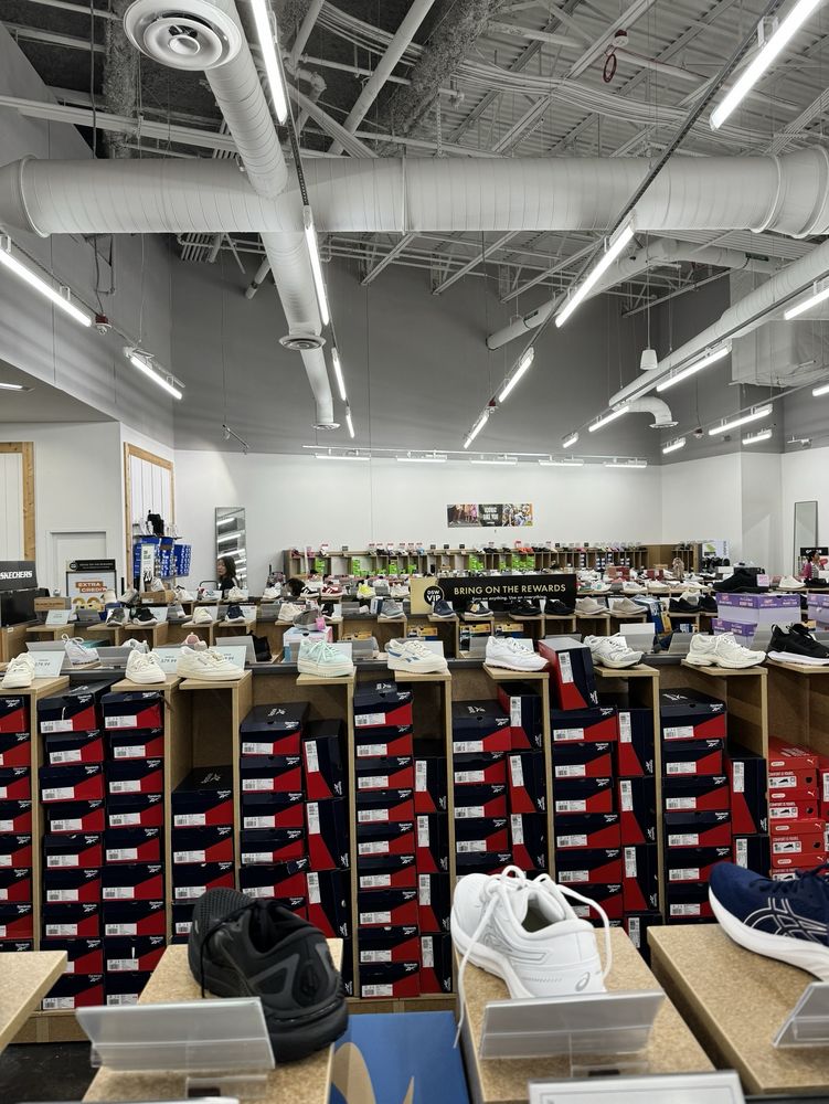 DSW DESIGNER SHOE WAREHOUSE - Updated September 2025 - 21 Photos - 1 ...