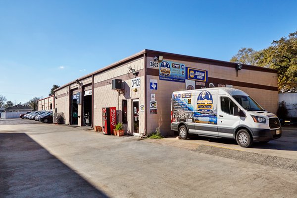 UNIVERSAL AUTO CENTER - Updated April 2026 - 73 Photos & 60 Reviews ...