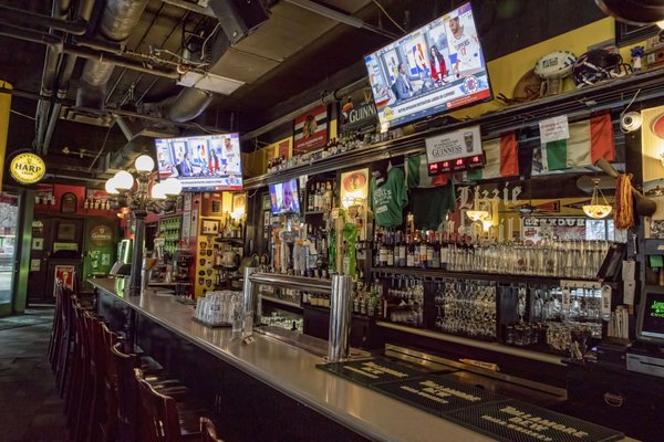 LIZZIE MCNEILL’S IRISH PUB - 146 Photos & 293 Reviews - 400 N McClurg ...
