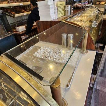 B & W BAKERY - Updated December 2024 - 348 Photos & 335 Reviews - 614 ...