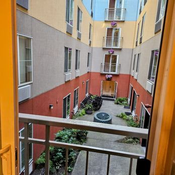 BELLTOWN INN - Updated December 2025 - 273 Photos & 512 Reviews - 2301 ...