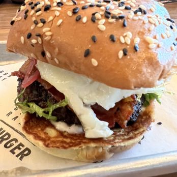 GORDON RAMSAY BURGER - 155 Photos & 91 Reviews - 99 Blackstone St ...