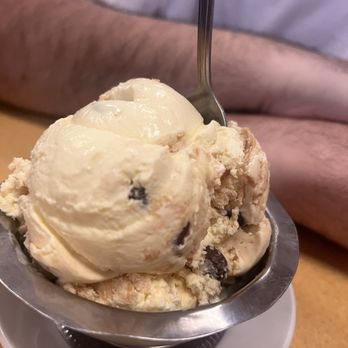 HOLSTEN’S ICE CREAM, CHOCOLATE & RESTAURANT - Updated January 2025 ...