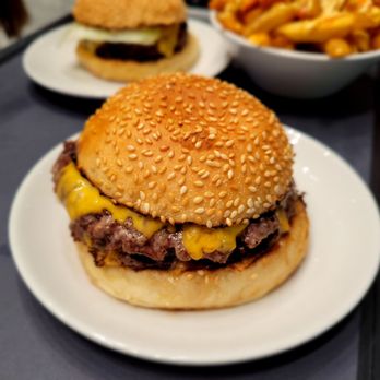 BLEECKER - Updated November 2025 - 91 Photos & 101 Reviews - Unit B SP ...