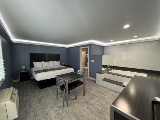 DELUXE INN - Updated July 2024 - 50 Photos & 25 Reviews - 13640 ...