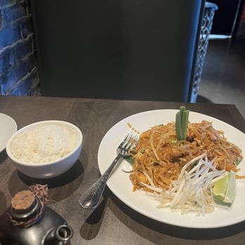 MOON THAI AND JAPANESE RESTAURANT - Updated June 2024 - 723 Photos ...