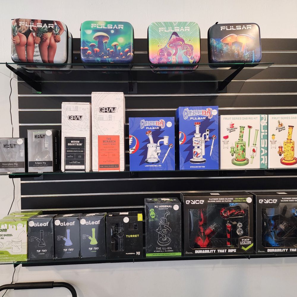 YOUR BEST BUDS - Updated December 2025 - 11 Photos - 601 Hilltop Rd ...