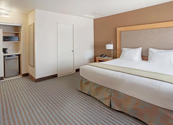 HOLIDAY INN EXPRESS MONTEREY-CANNERY ROW - Hotel at 443 Wave St ...