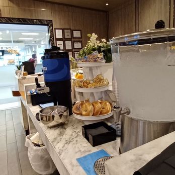 PLAZA PREMIUM LOUNGE DFW TERMINAL E - Updated October 2024 - 61 Photos & 57 Reviews - 2400 ...