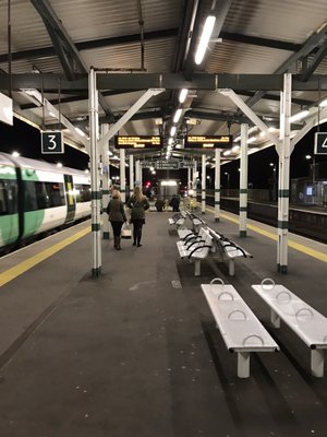 THREE BRIDGES RAILWAY STATION - 10 Photos - Haslett Avenue, Crawley ...