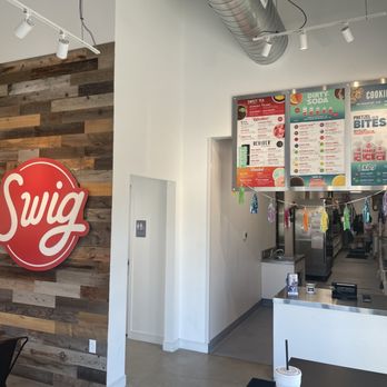 SWIG - Updated June 2024 - 47 Photos & 19 Reviews - 7004 N Blue Mound ...