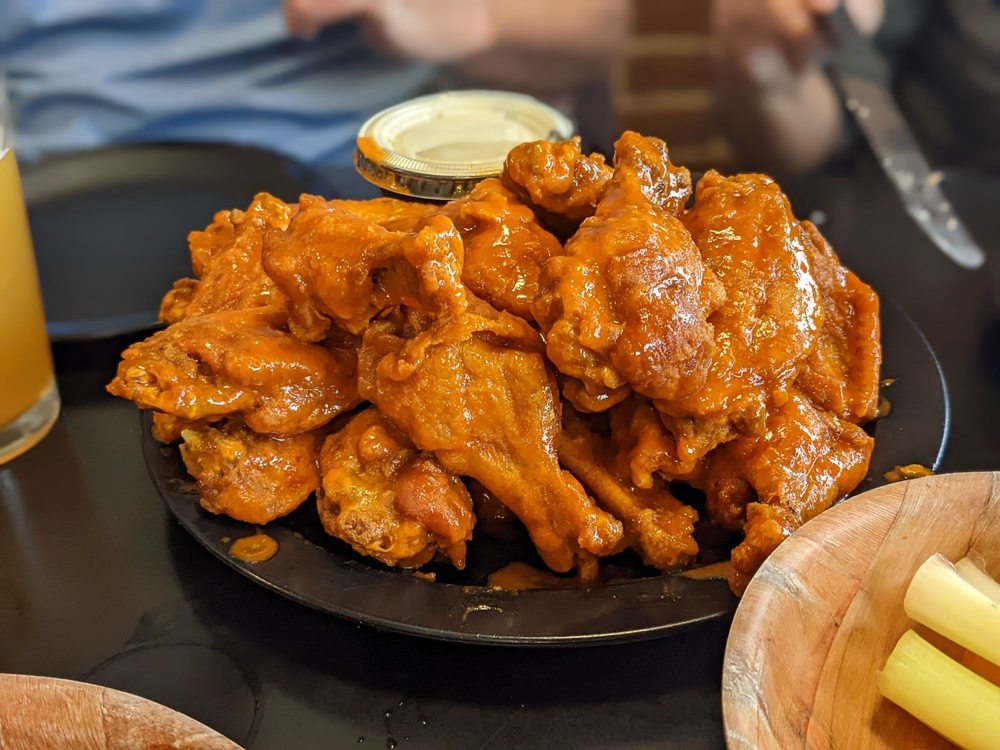 DUFF’S FAMOUS WINGS - 953 Photos & 1449 Reviews - 3651 Sheridan Dr ...