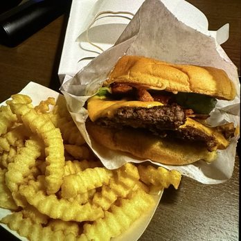 SHAKE SHACK INTERQUEST - Updated December 2025 - 35 Photos & 59 Reviews ...