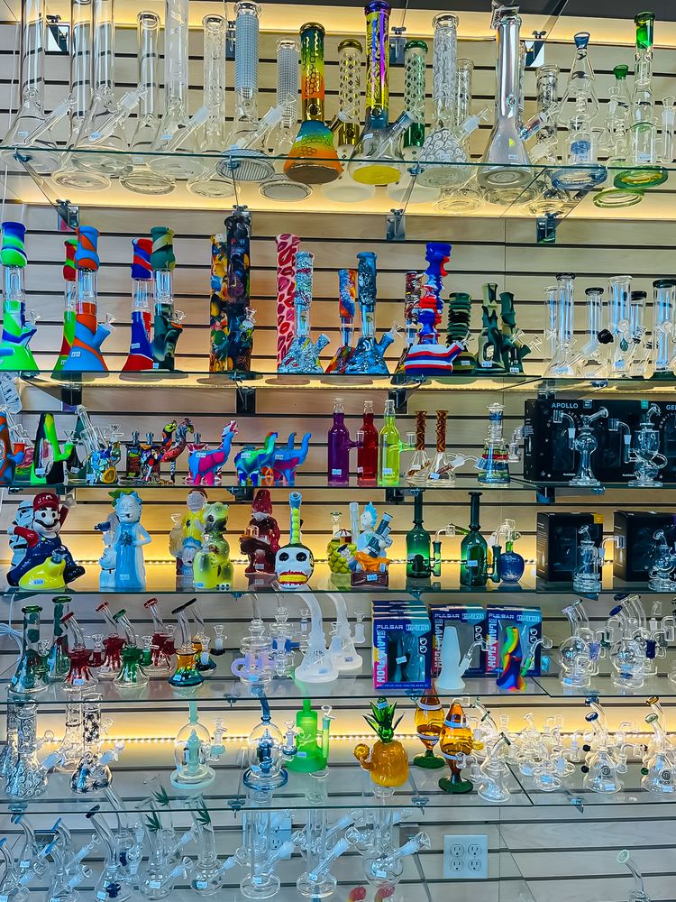 PUFFCITY SMOKE SHOP - Updated December 2025 - 10 Photos - 24-18 Maple ...