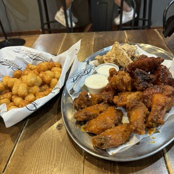 OUTPUT LOUNGE & SPORTS BAR - Updated January 2025 - 285 Photos & 484 ...