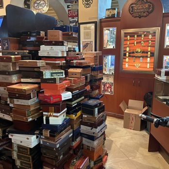 THE CIGAR HOUSE - Updated June 2024 - 209 Photos & 124 Reviews - Calle ...
